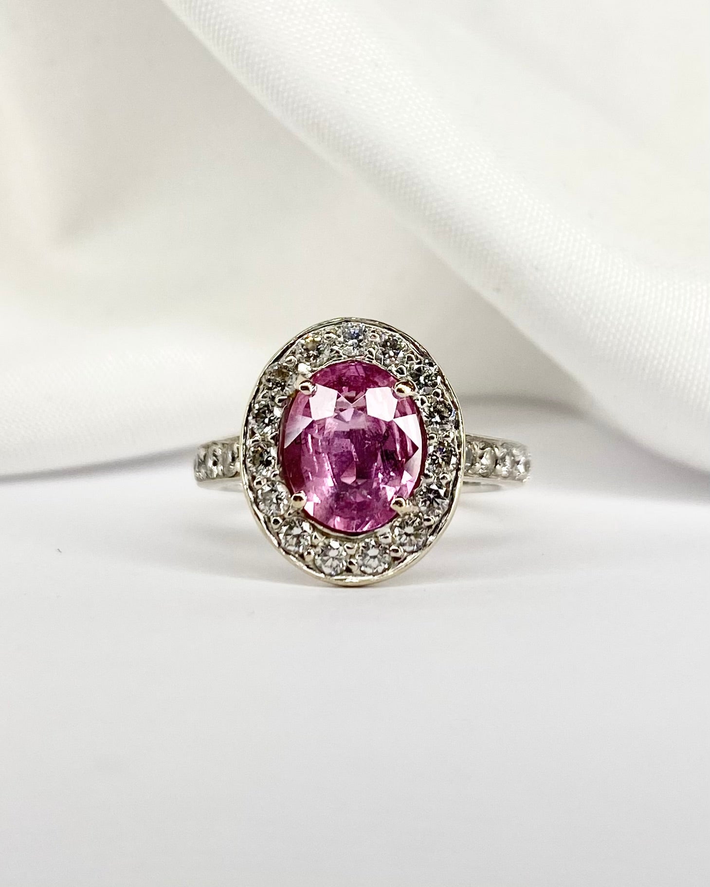 Bague Style Art-déco Saphir Rose 2.32 carats & Diamants 0.81 carat "Ro ...